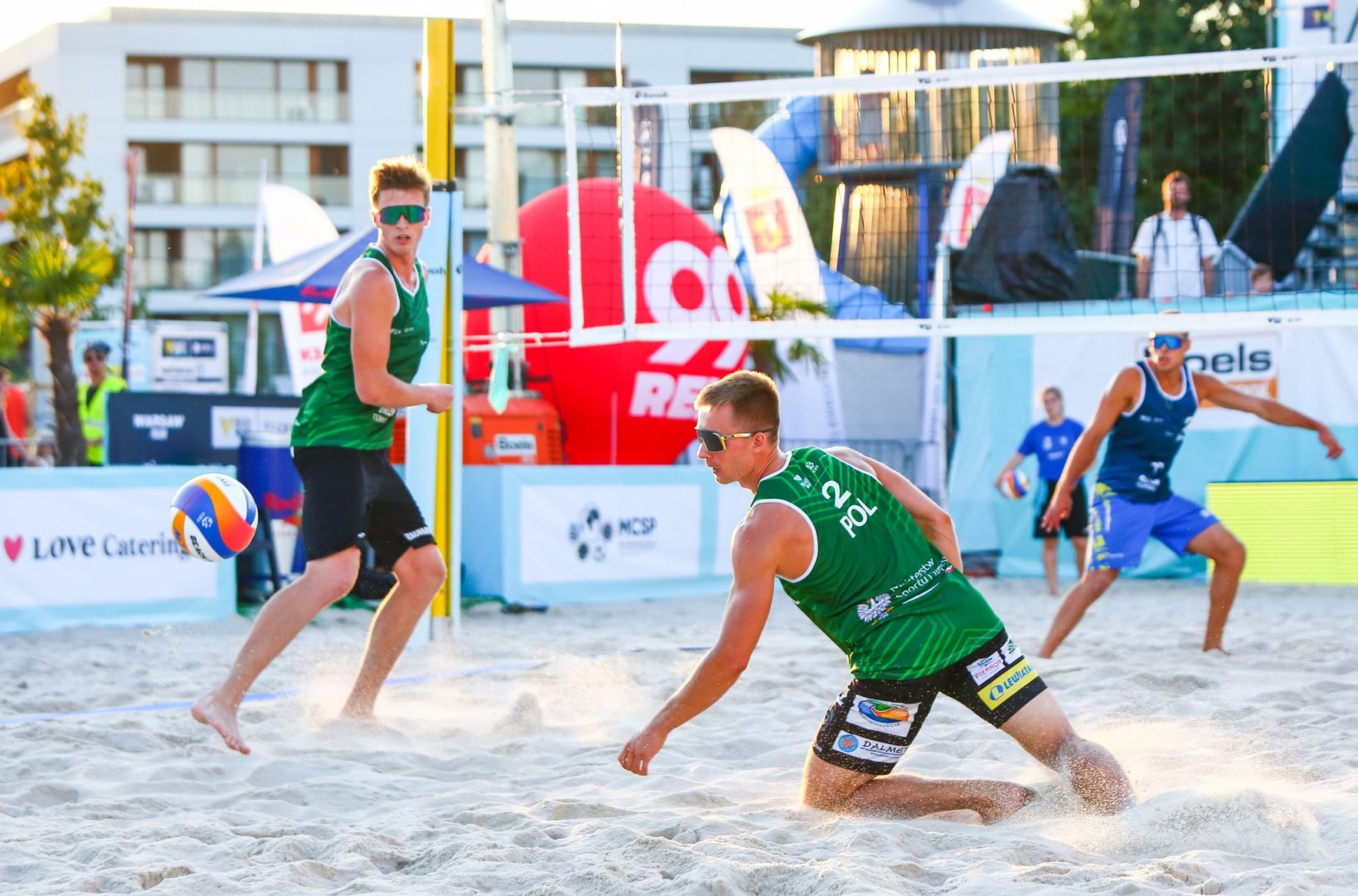 Siatkówka plażowa. Pierwsze koty za płoty. Polski bój na start